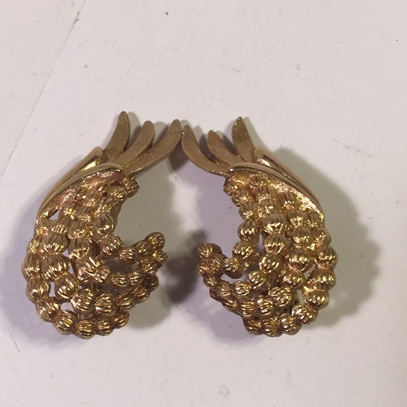 Monet | Jewelry | Vintage Monet Gold Tone Clip Earrings | Poshmark